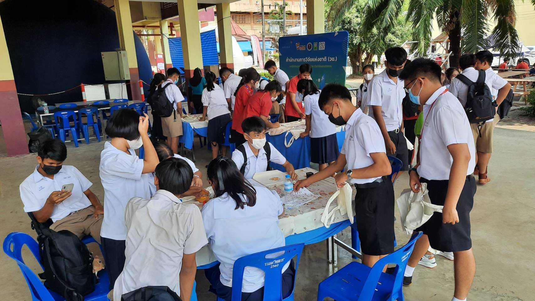 RMUTP showcased the transfer of knowledge in fabric printing using ...